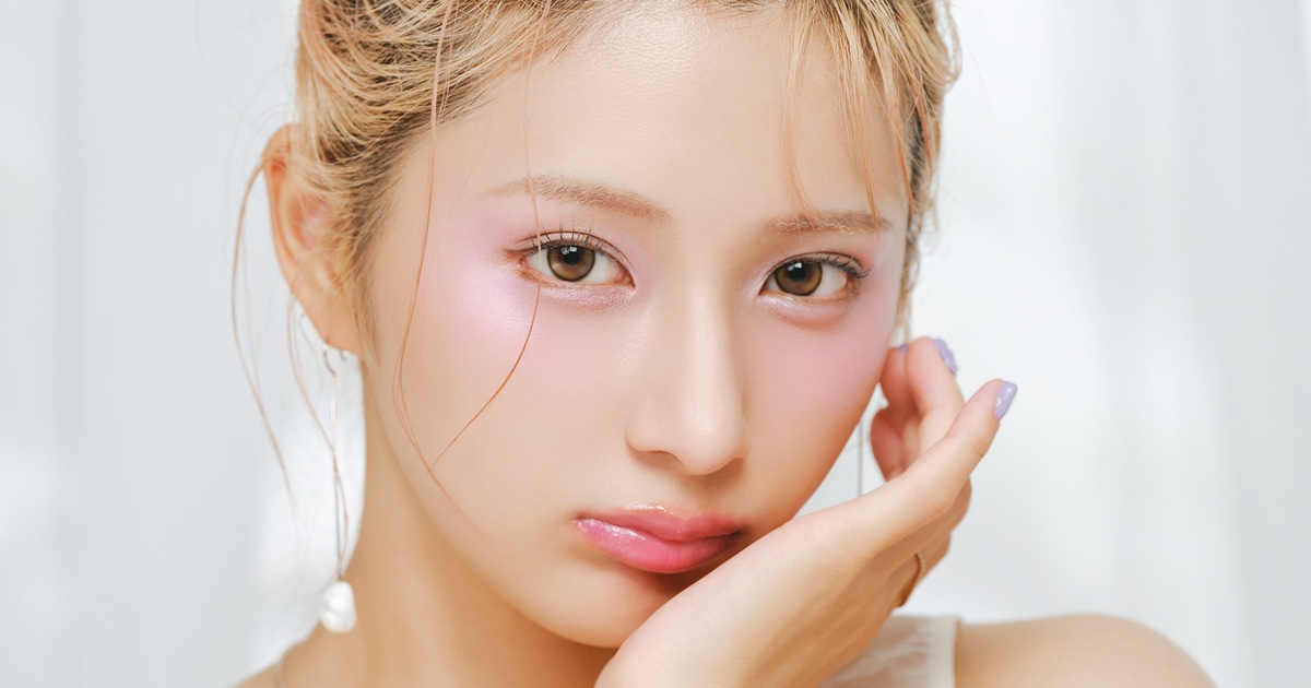 青みカラーで肌の透明感をアップ！ しなこがパープルニュアンスメイクに挑戦 | ビューティー、ファッション、エンタメ、占い…最新情報を毎日更新 | ananweb